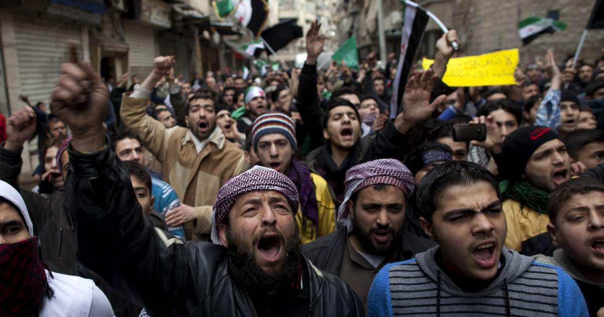 Rebeldes sírios enterram vítimas de massacre em Aleppo