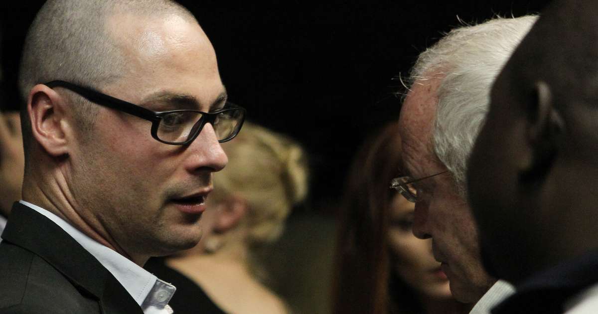 Família de Pistorius contesta acusação de assassinato e apoia investigação