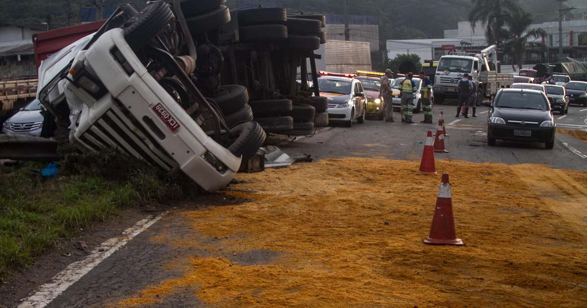 SP: acidente na Raposo Tavares causa congestionamento na região de Cotia