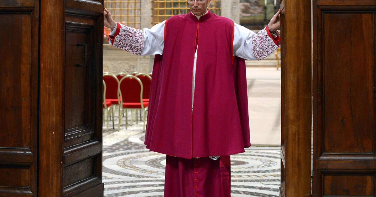 Após juramento, cardeais fecham Capela Sistina e iniciam Conclave