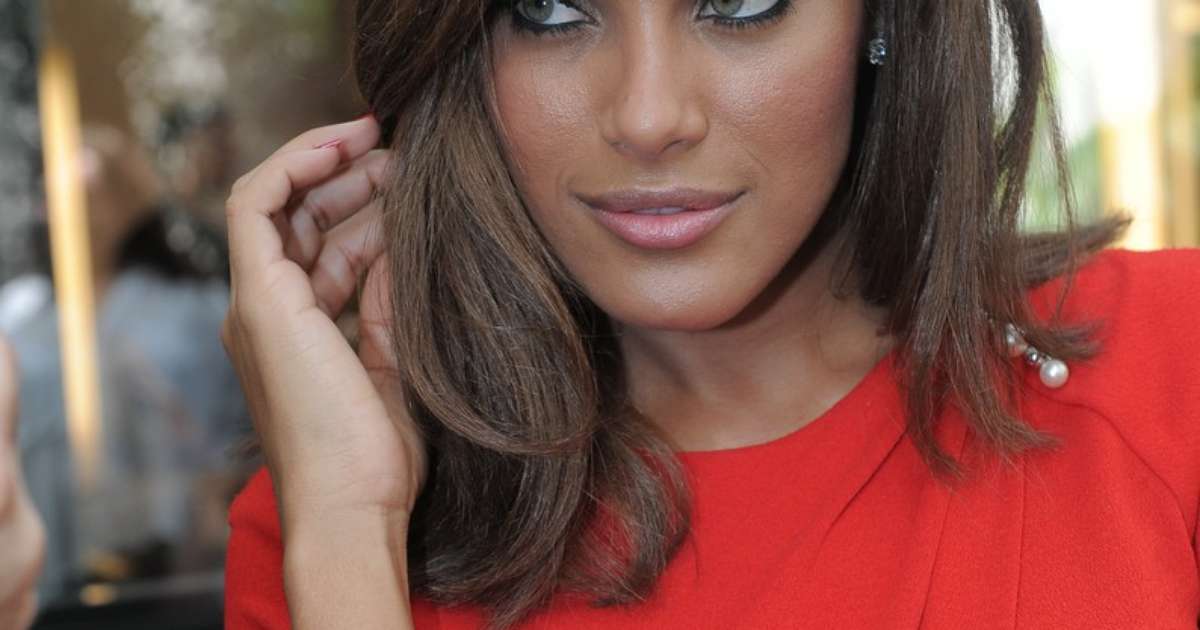 De novo visual, Ildi Silva vai a evento de beleza em SP