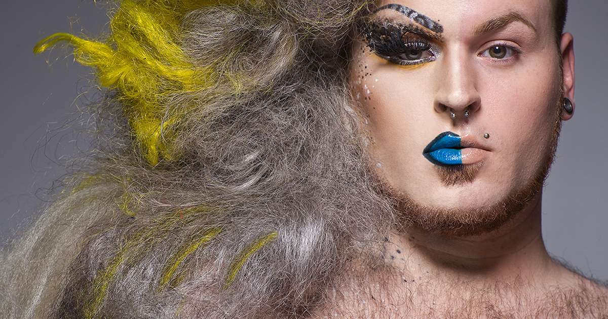 Travestis posam com e sem maquiagem para projeto fotográfico