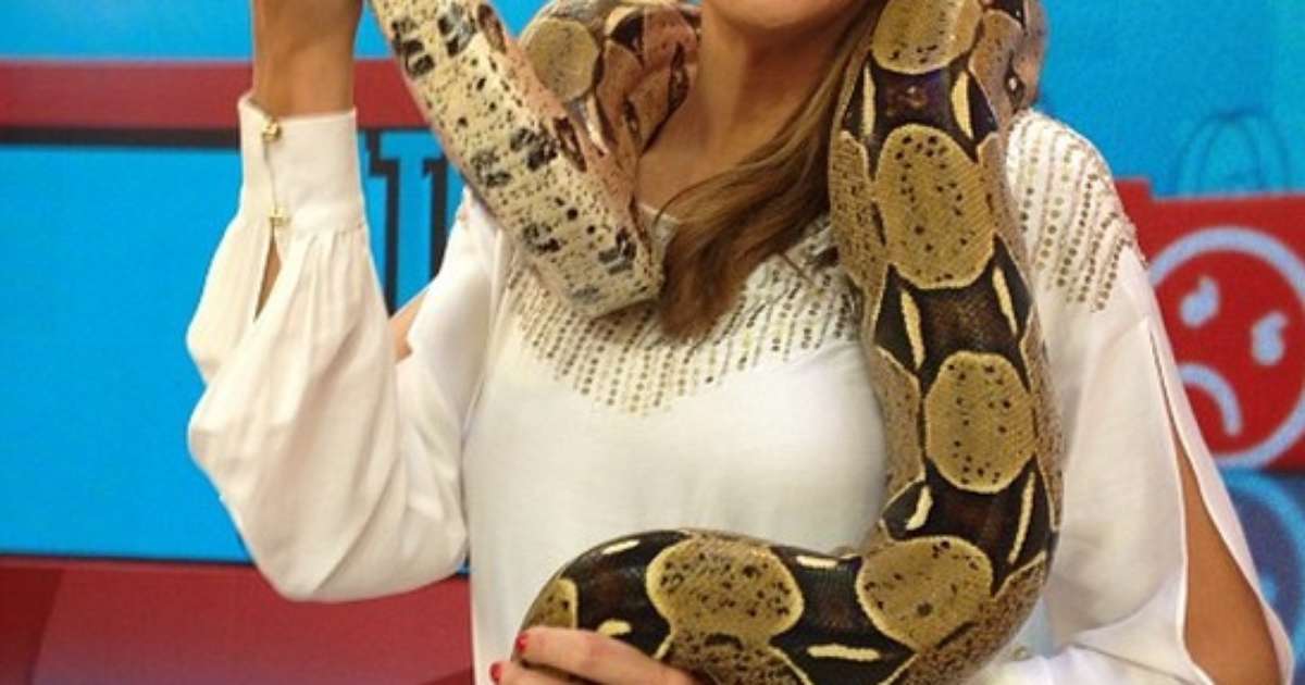 Ticiane Pinheiro posa com cobra no pescoço e posta foto
