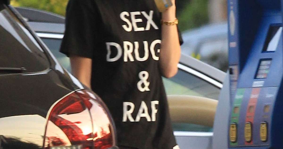 Veja fotos de Miley Cyrus usando shortinho enquanto abastece carro