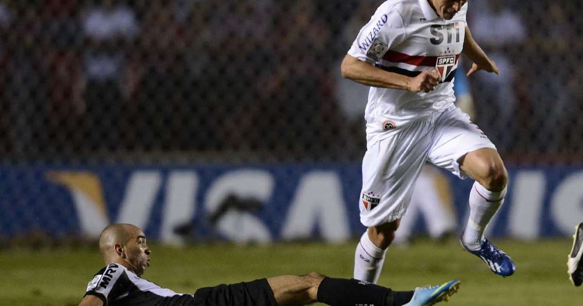 Ceni reconhece baque tricolor com expulsão de Lúcio: "fatal"