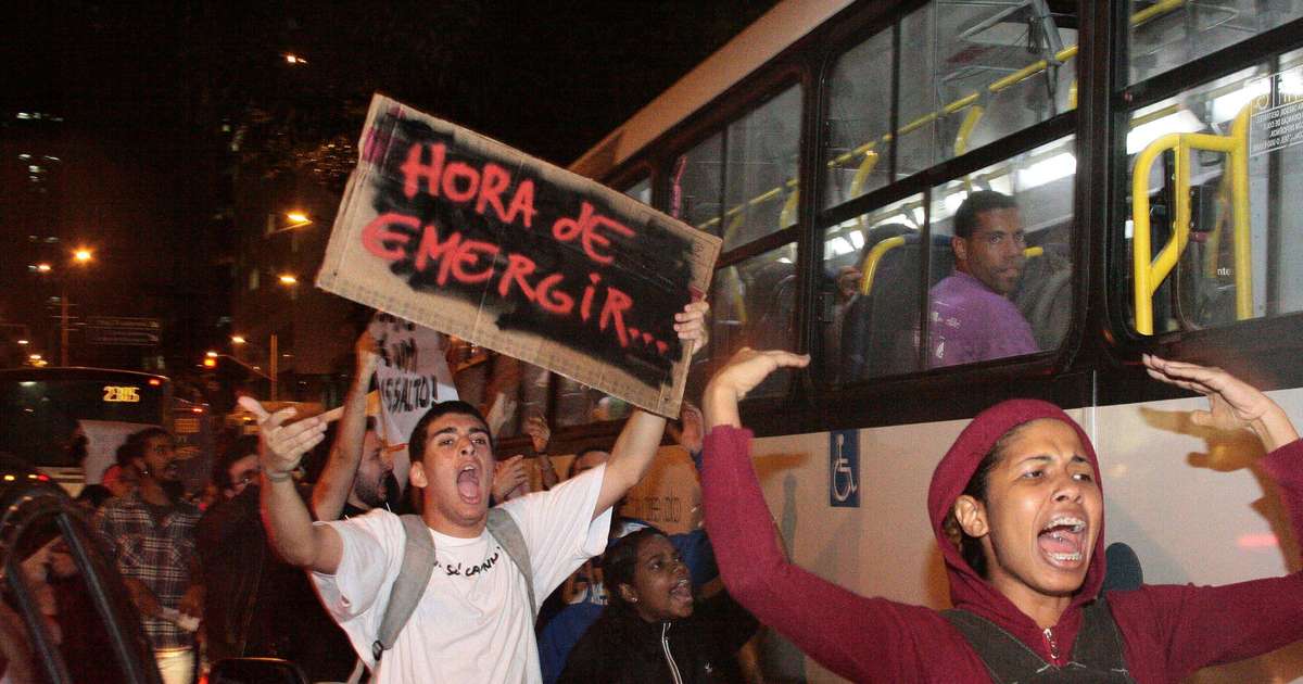 Manifestantes fazem protesto contra aumento da passagem do ônibus no RJ