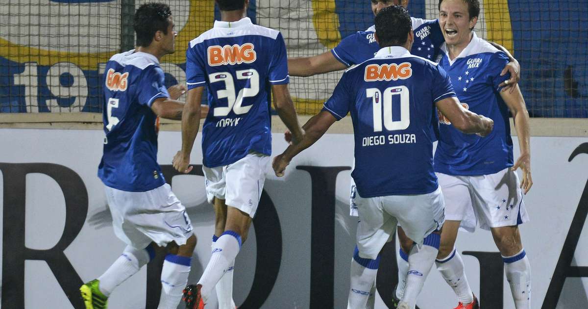 Com pênalti no fim, Cruzeiro bate Corinthians e lidera