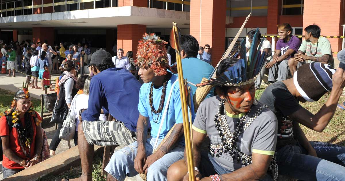 Índios que ocupam sede da Funai saem em marcha pela Esplanada