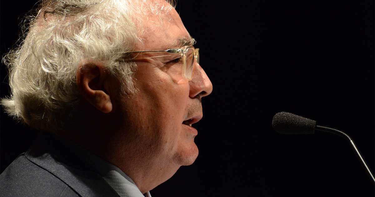 Não basta apenas criticar na internet, diz sociólogo Manuel Castells