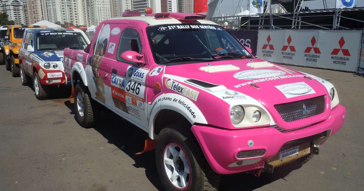 Dupla feminina tem carro rosa, faróis com cílios e patrocínio polêmico