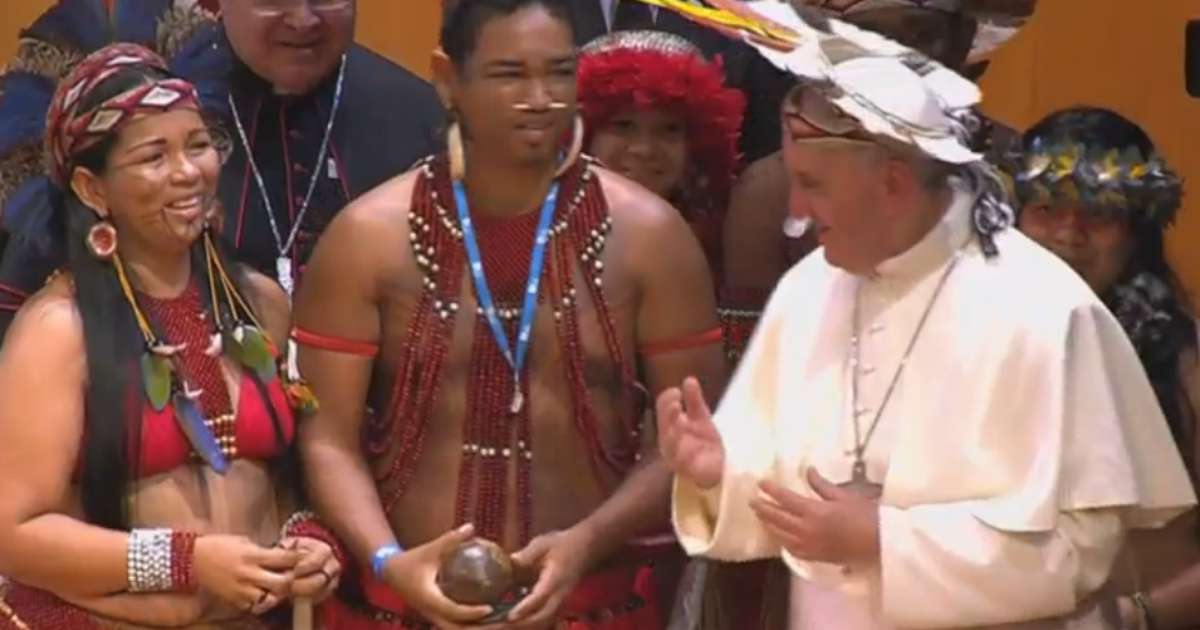 Papa usa cocar que ganhou de presente de índio pataxó