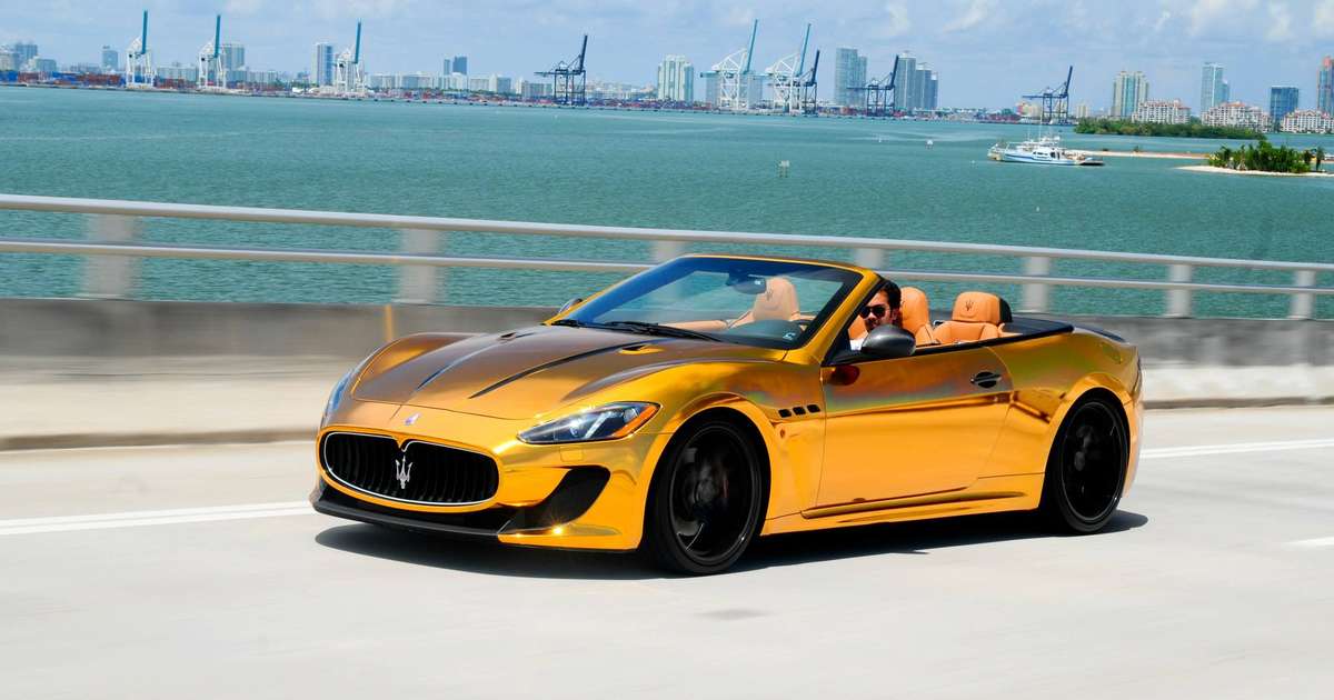 Maserati Gran Cabrio MC aparece dourada e rebaixada