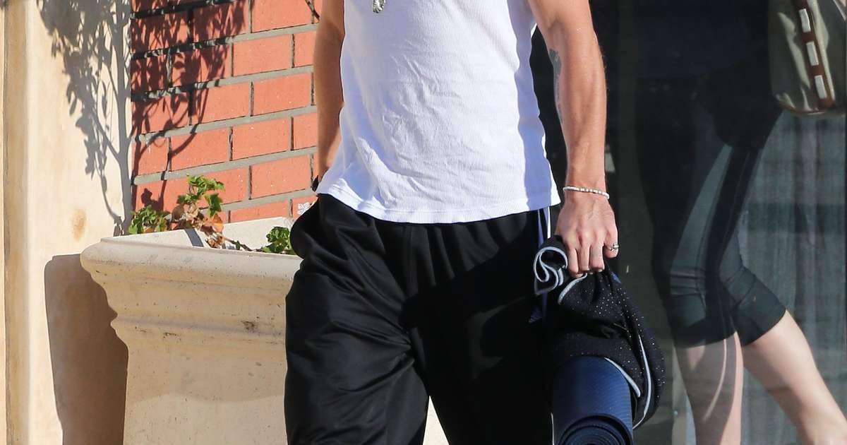 Colin Farrell exibe boa forma após aula de yoga; veja fotos