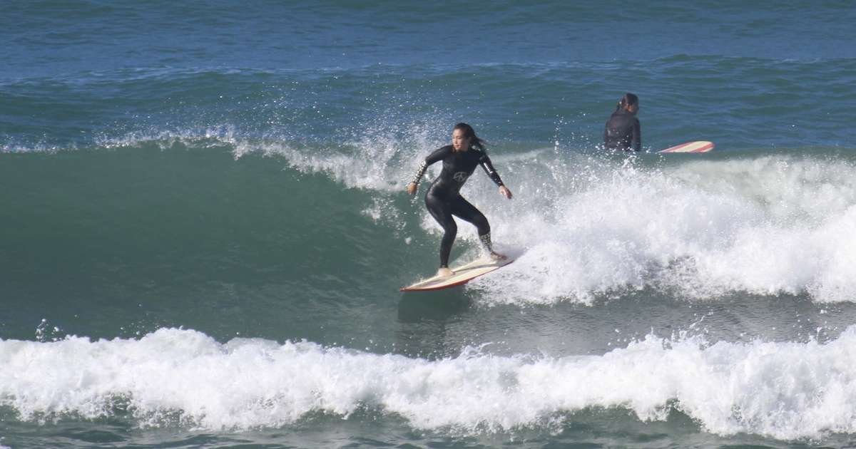 Veja fotos de Daniele Suzuki surfando em praia do Rio