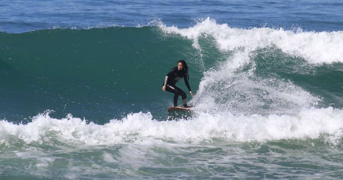 Daniele Suzuki surfa em praia do Rio de Janeiro; veja fotos