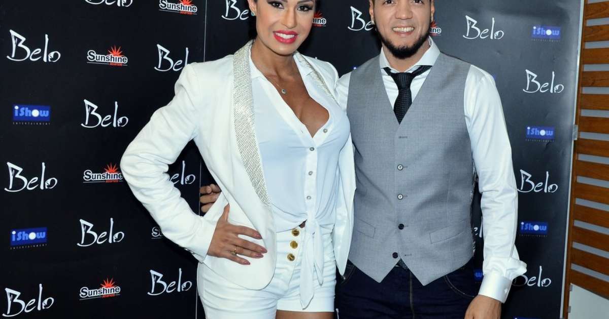 Belo faz show em São Paulo com Gracyanne na plateia