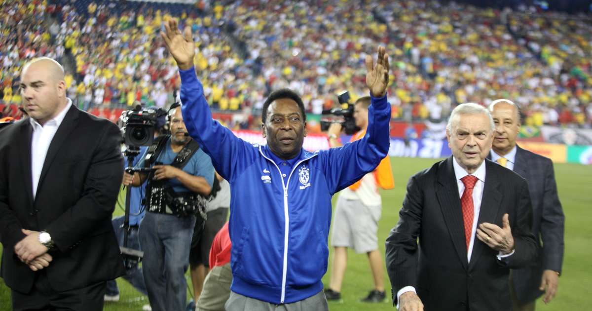 Pré-jogo de Brasil x Portugal tem Michel Teló e abraço de Pelé em Neymar