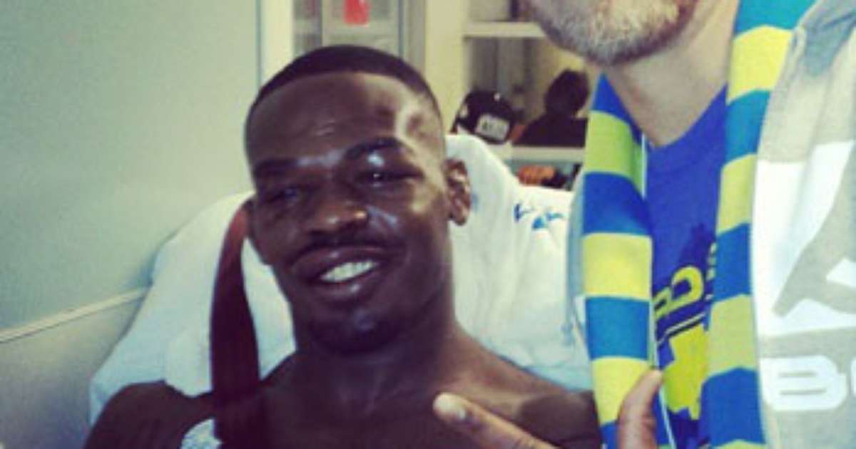 Gustafsson posta foto com Jones no hospital e promete "voltar mais forte"