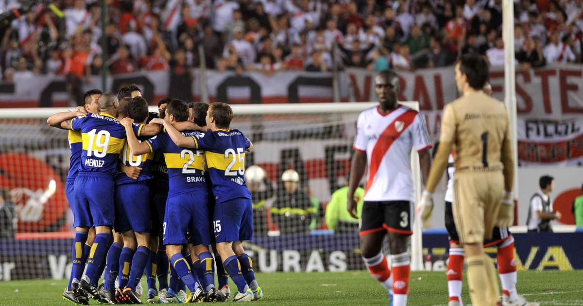 Longe de sua torcida, Boca vence River e sobe na tabela do Inicial