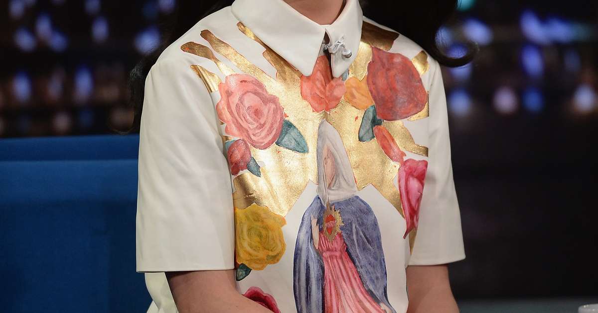Com blusa da Virgem Maria, Katy Perry participa de programa nos EUA
