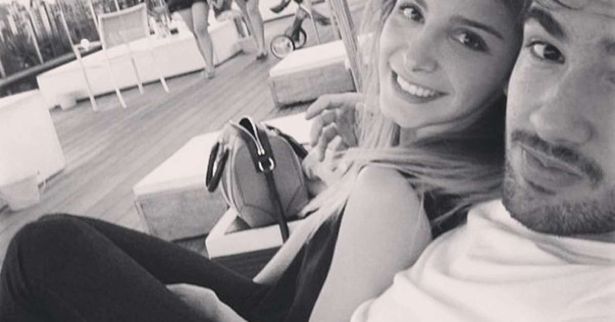 Namorada de Pato posta foto e se declara para ele na web