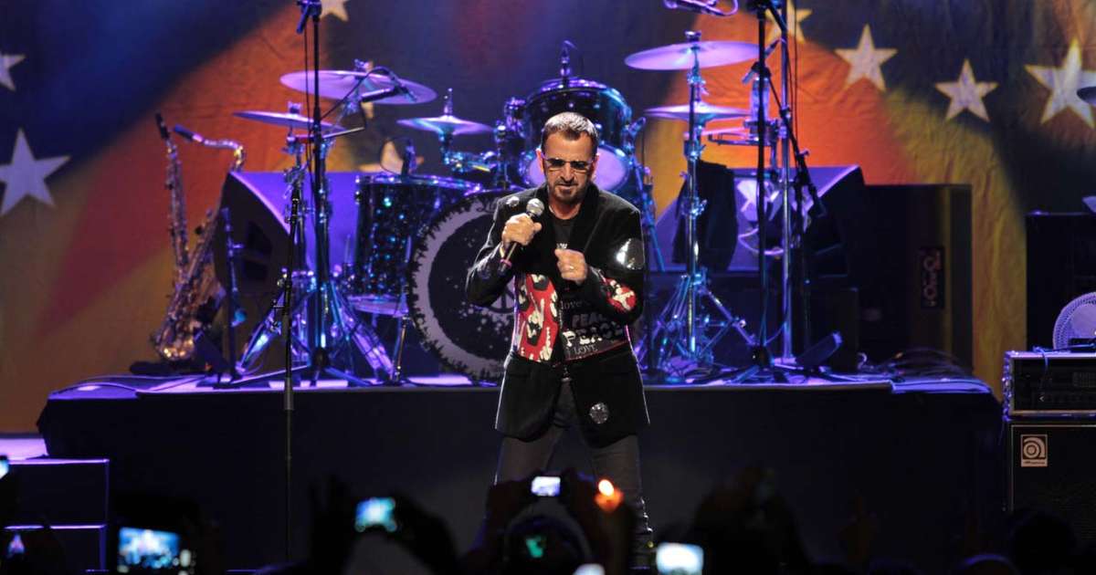 Ringo Starr faz show em São Paulo e pede paz e amor