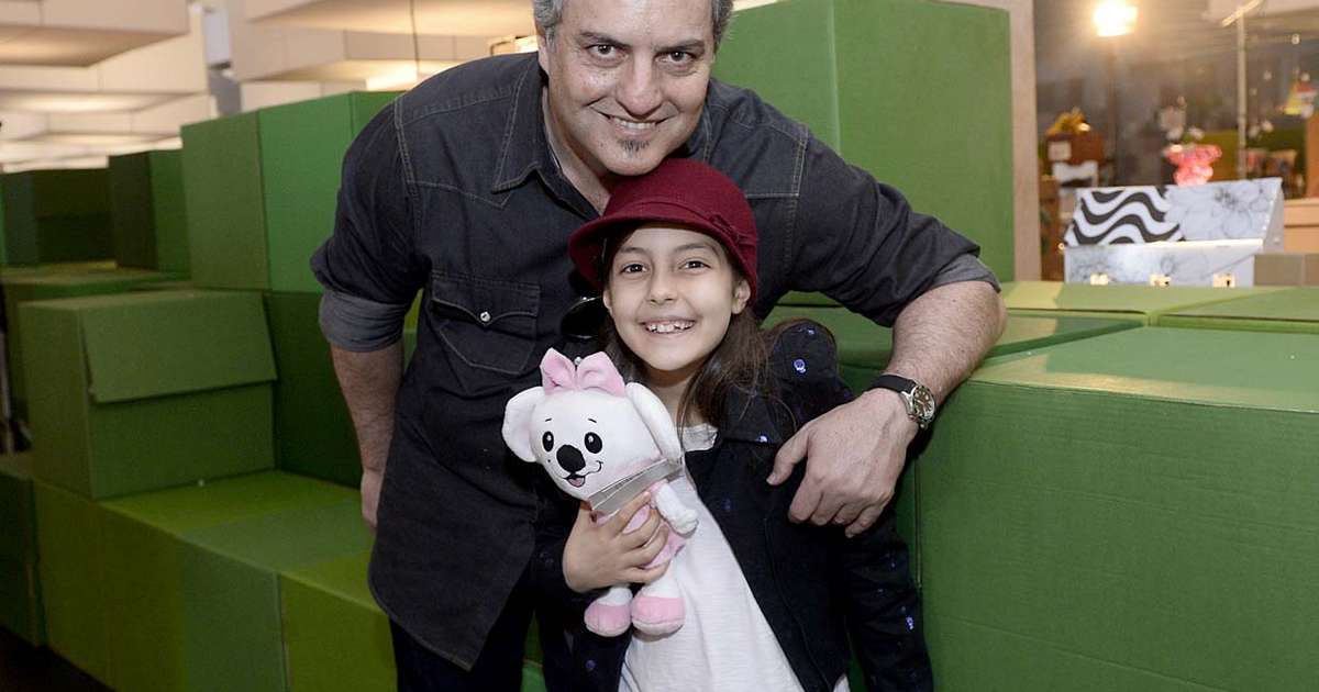 Pais "corujas" levam filhas ao SPFW para desfile infantil