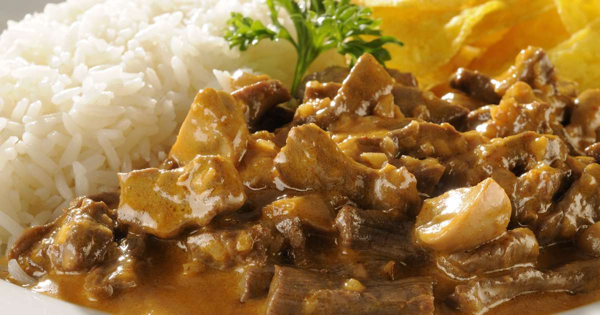 Aprenda a fazer estrogonofe do Bar da Dona Onça