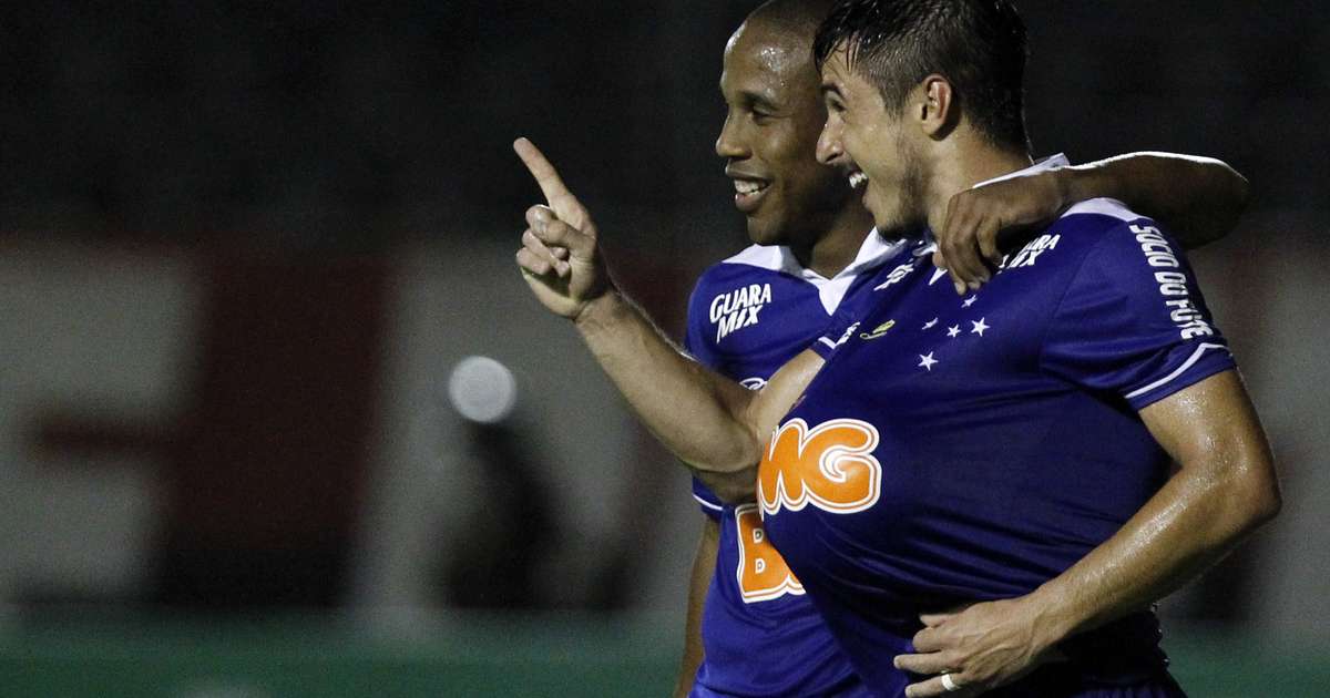 Campeão no intervalo, Cruzeiro bate Vitória e comemora tricampeonato