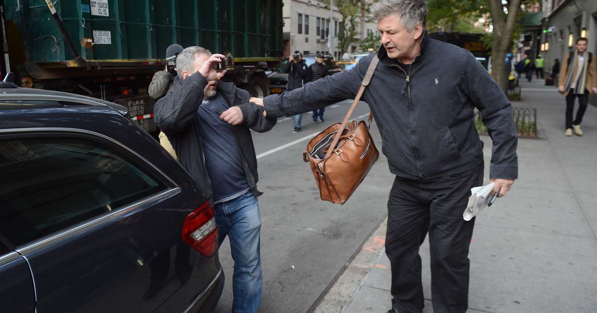 Alec Baldwin ataca fotógrafo em Nova York; veja fotos