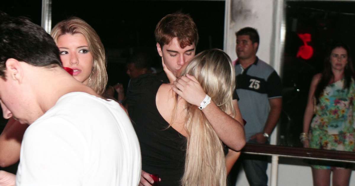 Após Término Com Panicat Olin é Visto Beijando Loira Em Balada