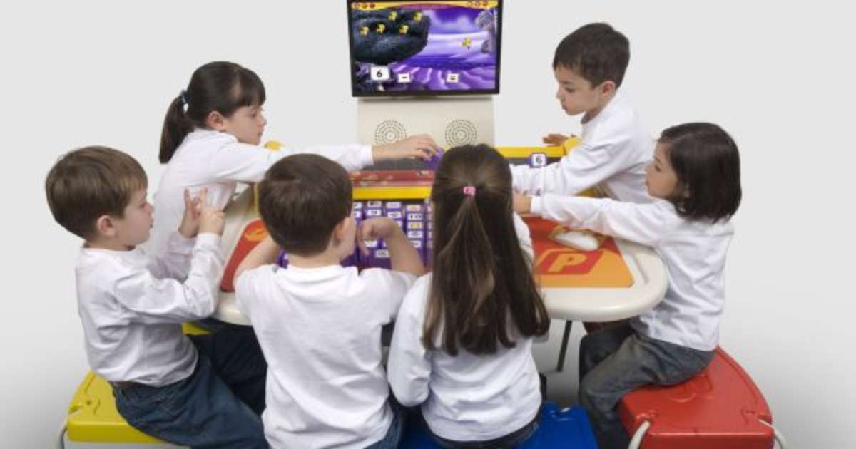 Mesas educacionais usam tecnologia de ponta para alfabetização