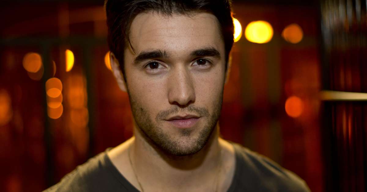 Joshua Bowman em São Paulo para campanha da John John