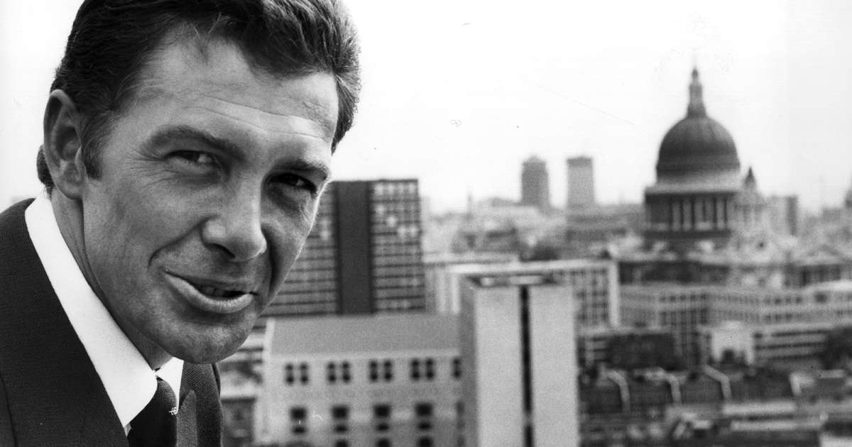 Aos 67 anos, morre o ator Lewis Collins, da série 'Os Profissionais'