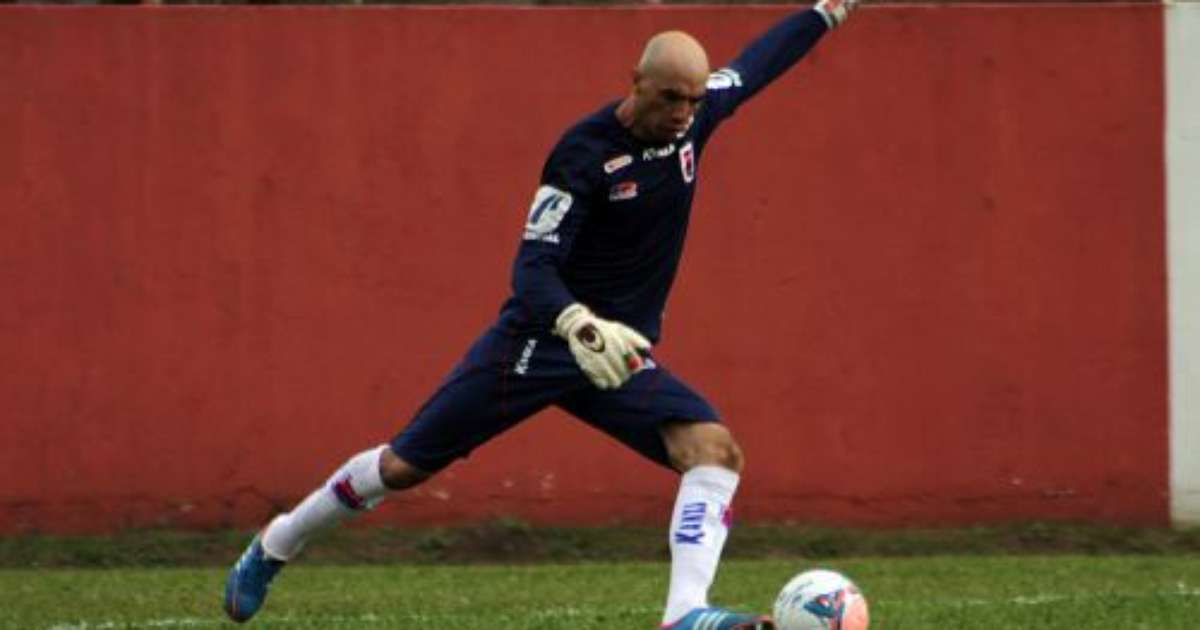 Ídolo, goleiro Marcos renova por dois anos com o Paraná