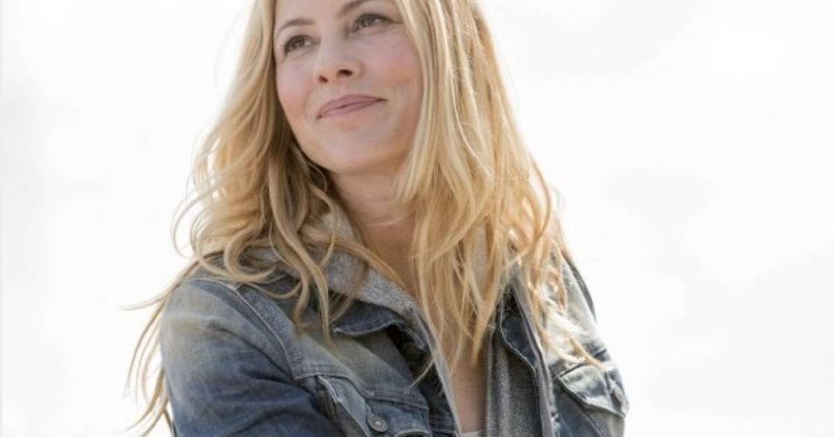 Jennifer Love Hewitt exibe barrigão de grávida em evento em NY