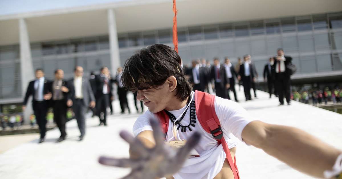 Índios tentam invadir o Palácio do Planalto em protesto em Brasília