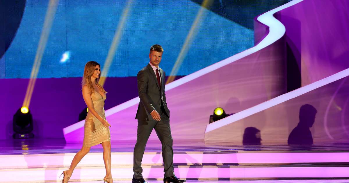 Ao lado do marido, Fernanda Lima arranca suspiros e dribla nervosismo