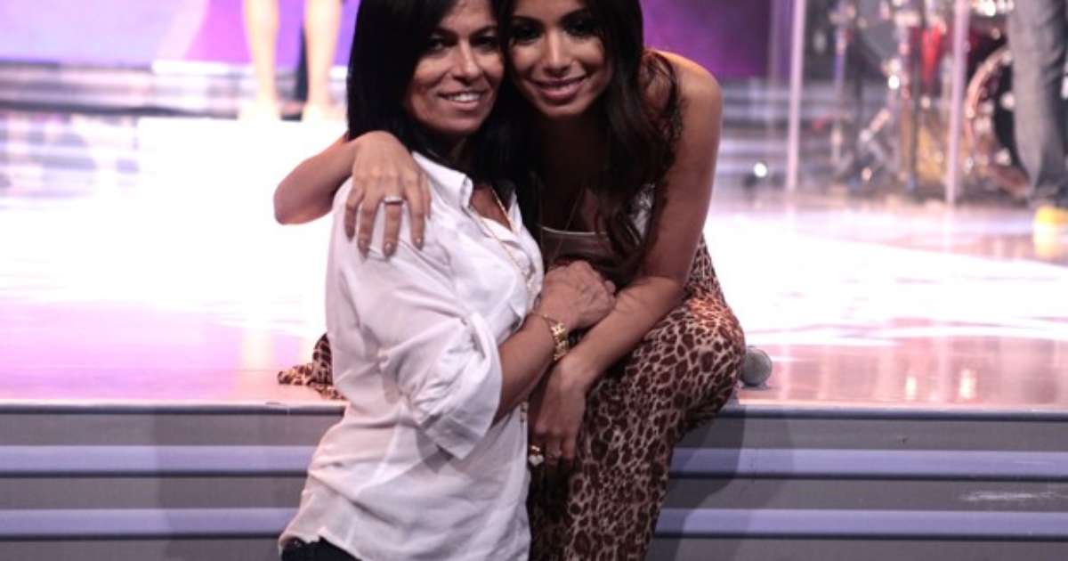 Mãe de Anitta acompanha ensaio da filha como apresentadora na Globo