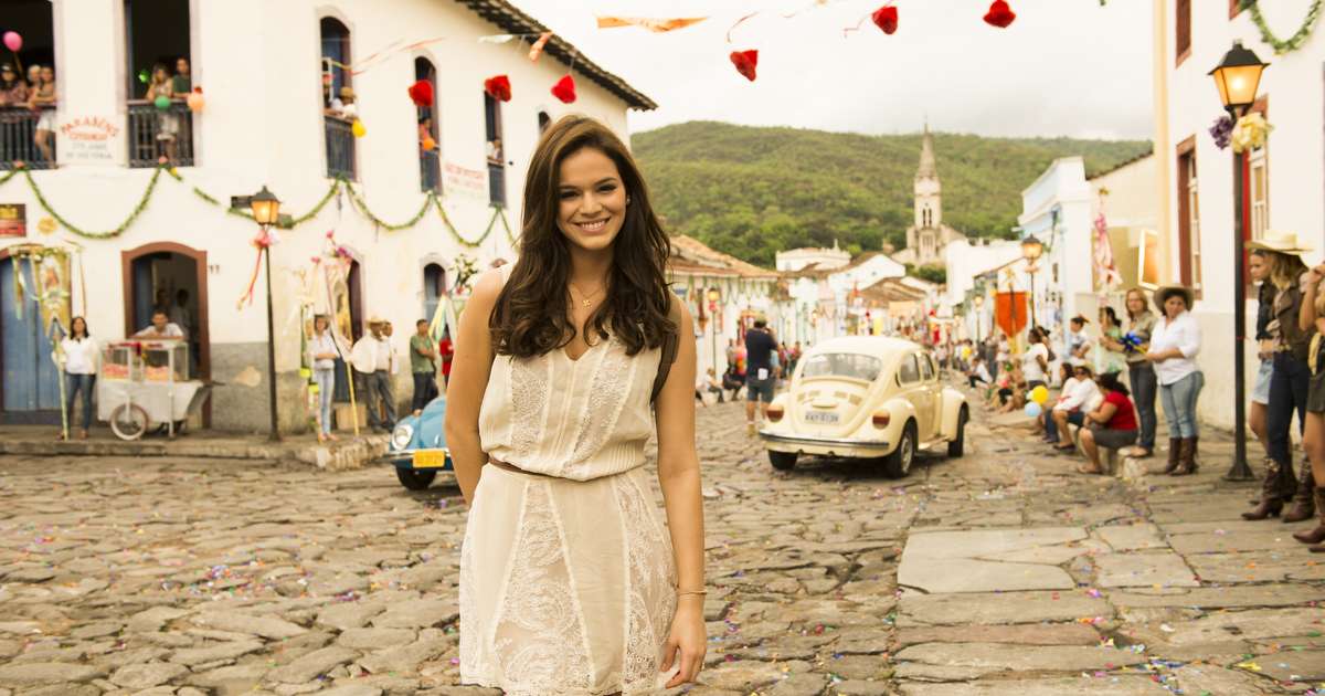 Bruna Marquezine aparece em novas fotos de 'Em Família'