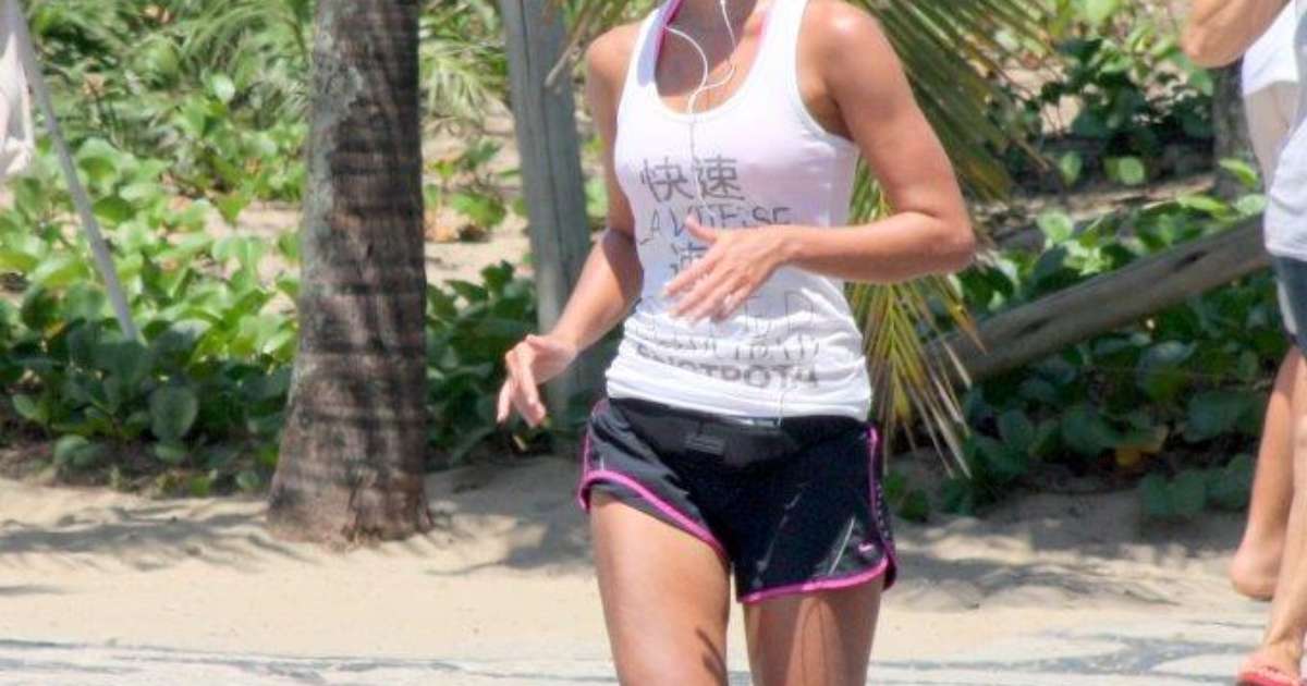 Filha de Datena exibe boa forma em caminhada na praia; veja