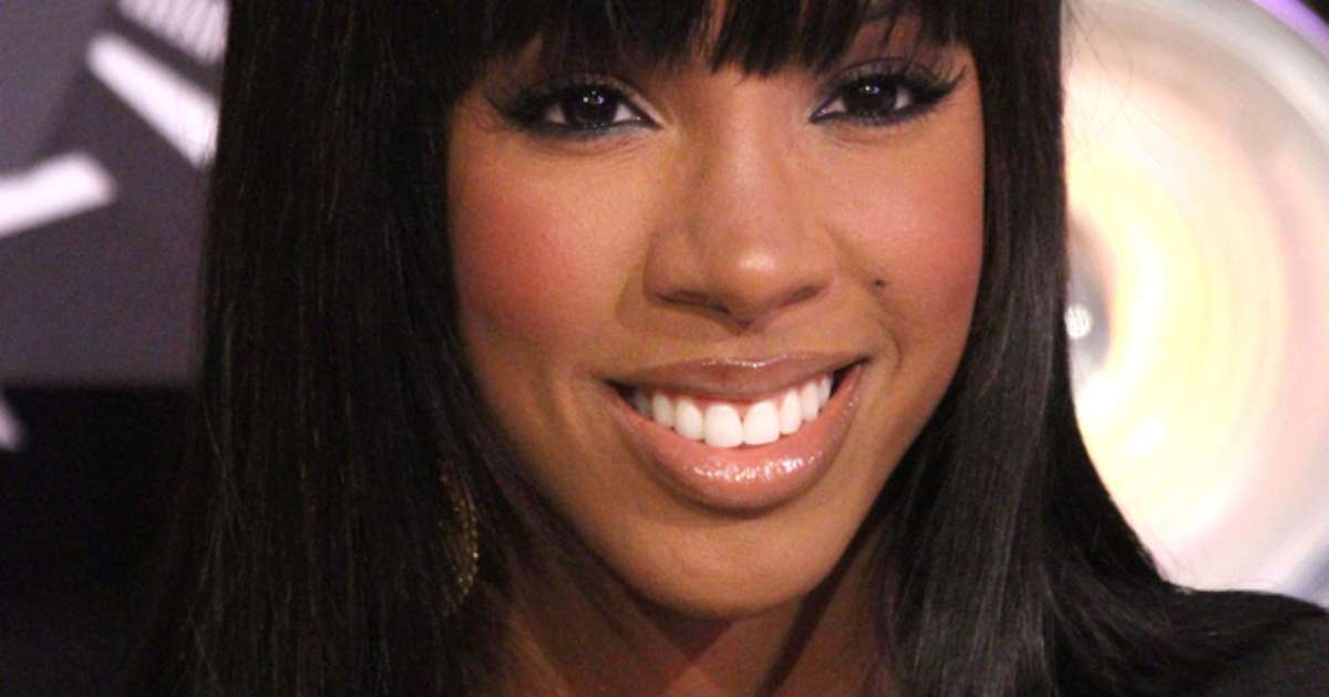 Aos 32, Kelly Rowland cuida da pele com hidratação diária
