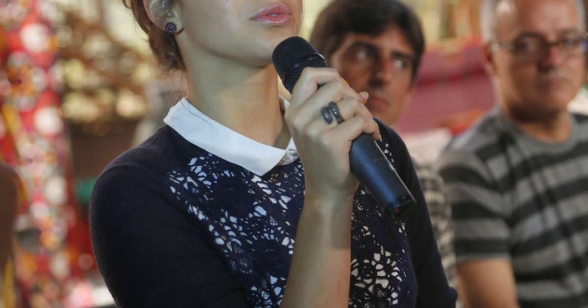 Bruna Marquezine chora em evento de 'Em Família' e relembra 1º papel