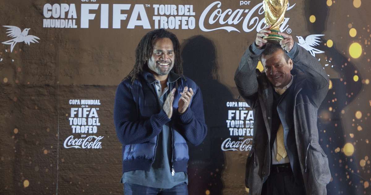 Dunga repete gesto de 94 e crê no hexa: "Seleção foi abraçada pelo povo"