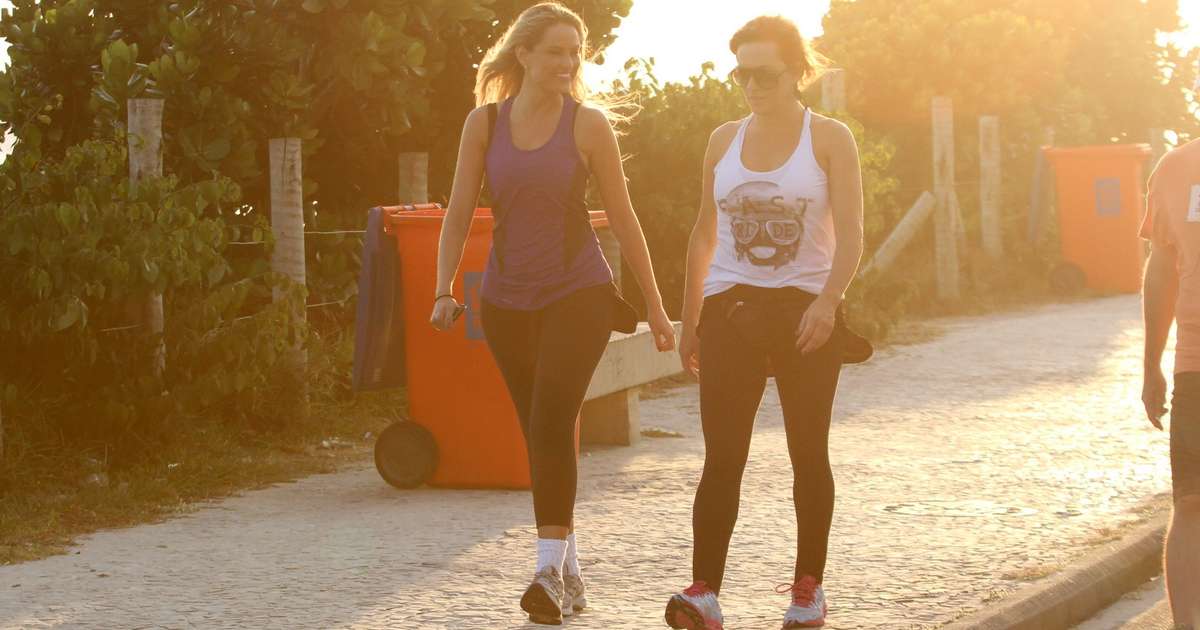 Veja Ellen Roche caminhando com amiga em orla de praia carioca