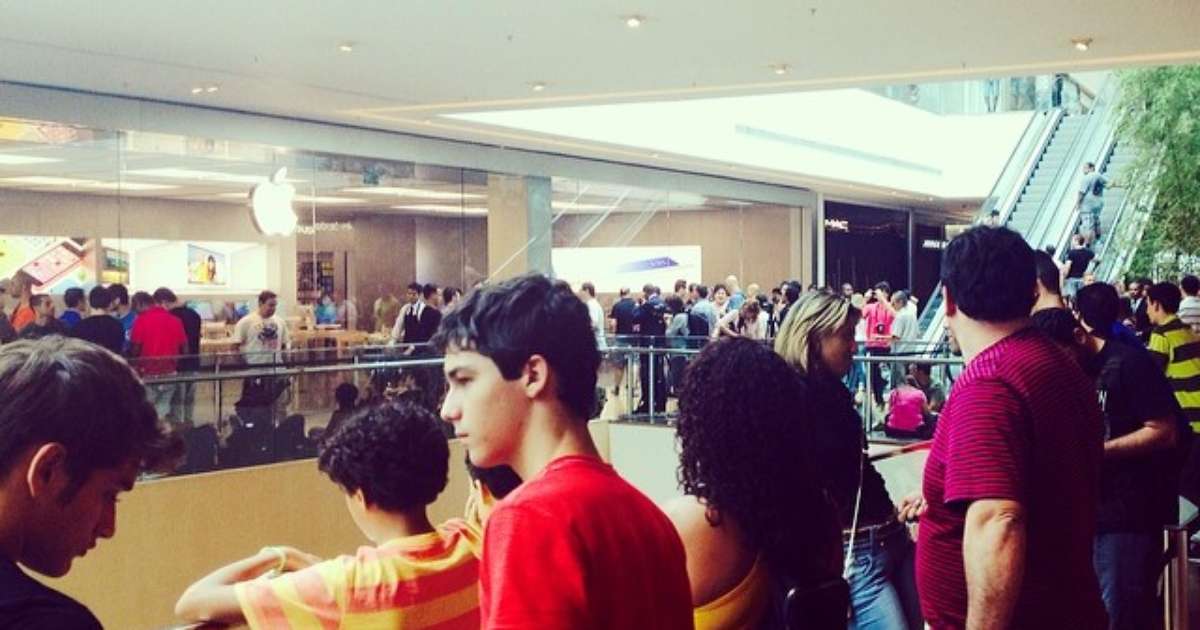 Com multidão em shopping, Apple inaugura primeira loja no Brasil