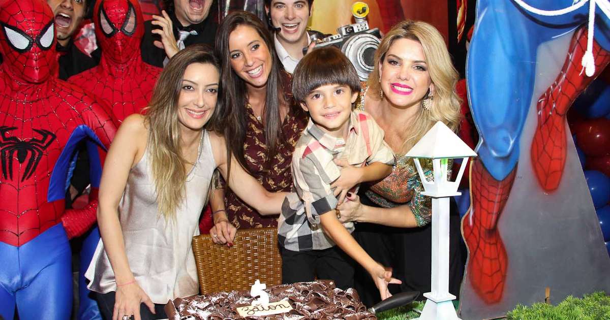 Sem Fábio Jr, Mari Alexandre festeja 5º aniversário do filho