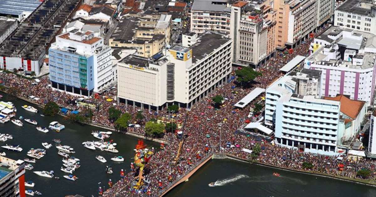 Fotos do Carnaval: Galo da Madrugada confirma fama e embala multidão