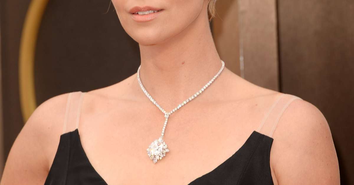 Charlize Theron cuida da pele com tratamento de quase R$ 1 mil Charlize Theron cuida da pele com tratamento de quase R$ 1 mil