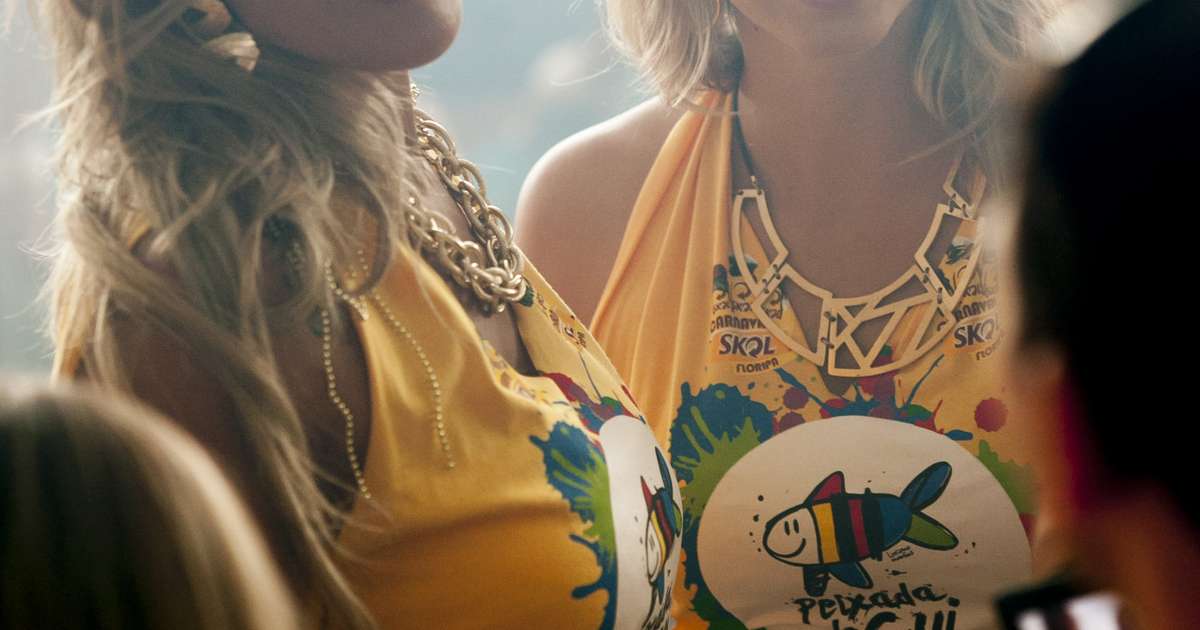 Diabinhas loiraças desfilam no Carnaval de Floripa